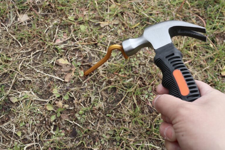 100均（ダイソー）のペグハンマーはきちんと打ちつけできるのか？代用できるものもある？！合わせて調べてみた | Sotopia