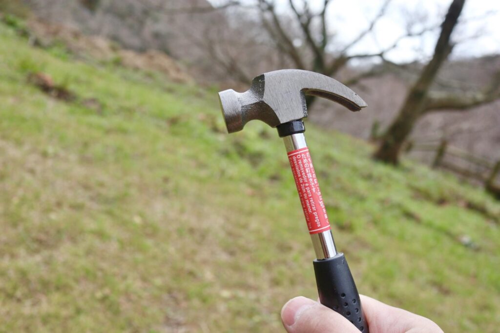 100均（ダイソー）のペグハンマーはきちんと打ちつけできるのか？代用できるものもある？！合わせて調べてみた | Sotopia