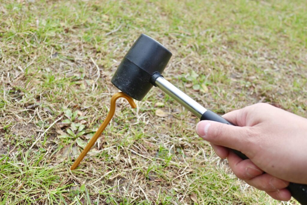 100均（ダイソー）のペグハンマーはきちんと打ちつけできるのか？代用できるものもある？！合わせて調べてみた | Sotopia