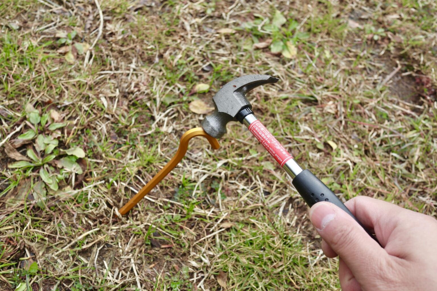 100均（ダイソー）のペグハンマーはきちんと打ちつけできるのか？代用できるものもある？！合わせて調べてみた | Sotopia