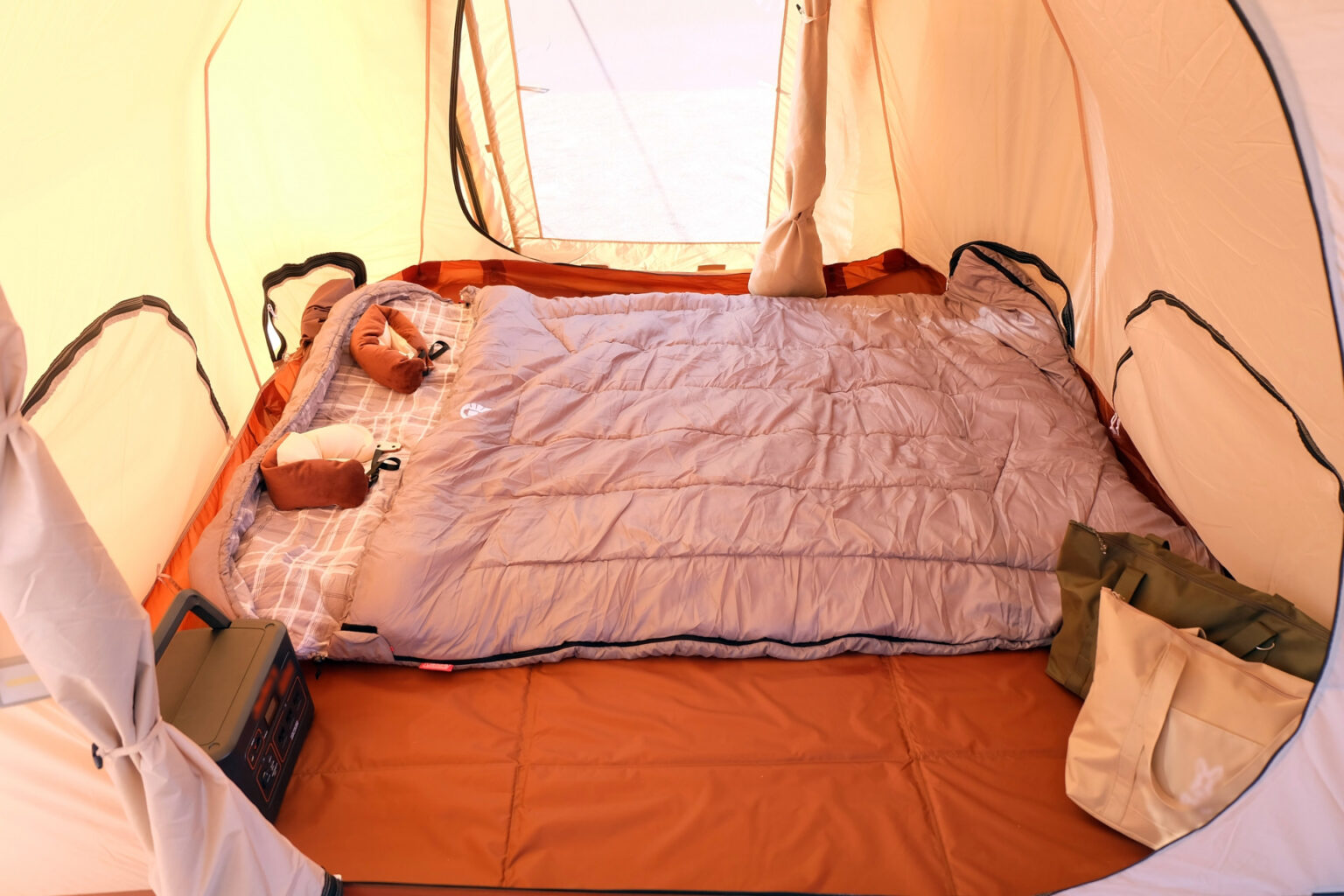 冬キャンプのテント内レイアウトはどうする？スタイル別・人数別に解説 | Sotopia