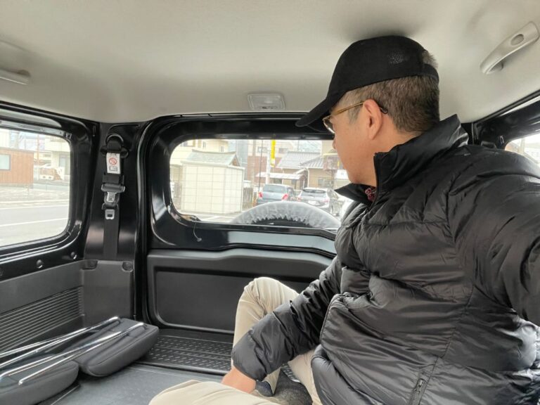 【ジムニー車中泊】プライバシー対策！カーテン設置の完全ガイド | Sotopia