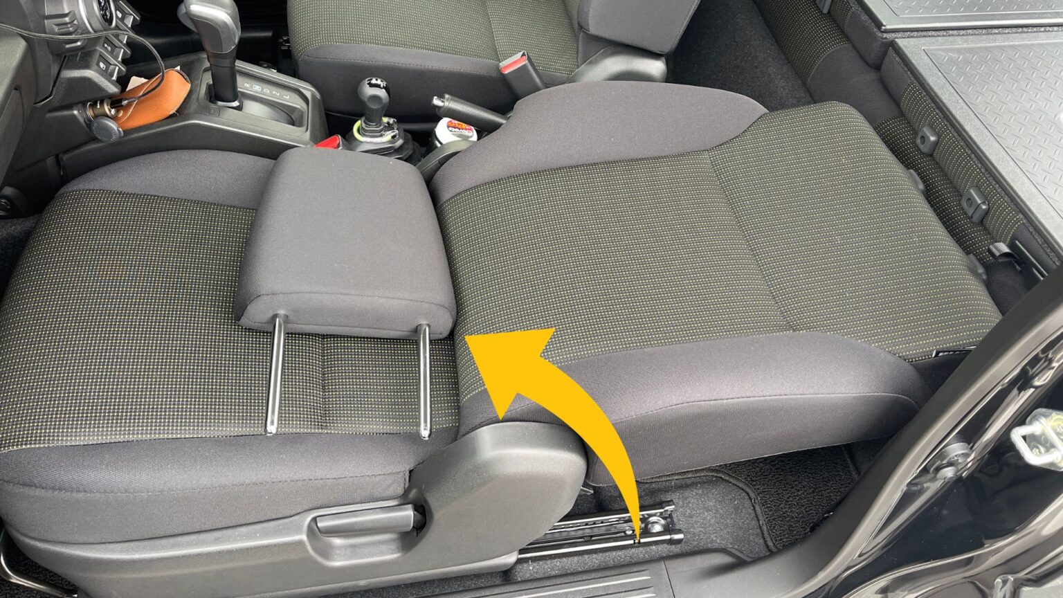 ジムニー車中泊のコツ！フルフラット化で広々とした寝室に | Sotopia